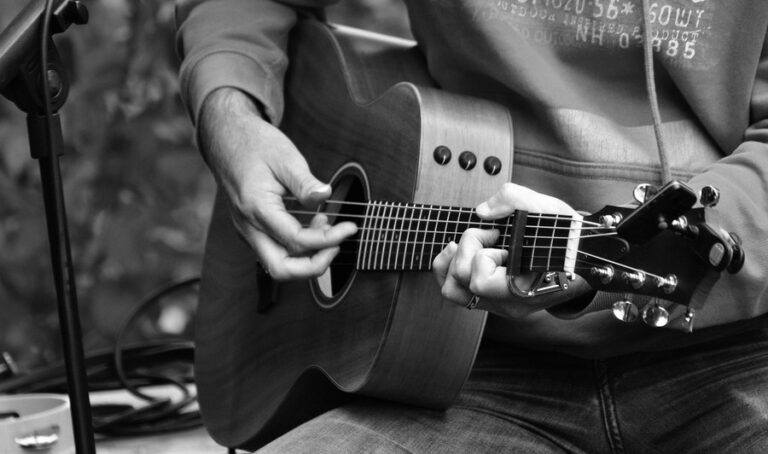 How Does a Guitar Work Scientifically? - Kevin Lee Guitars